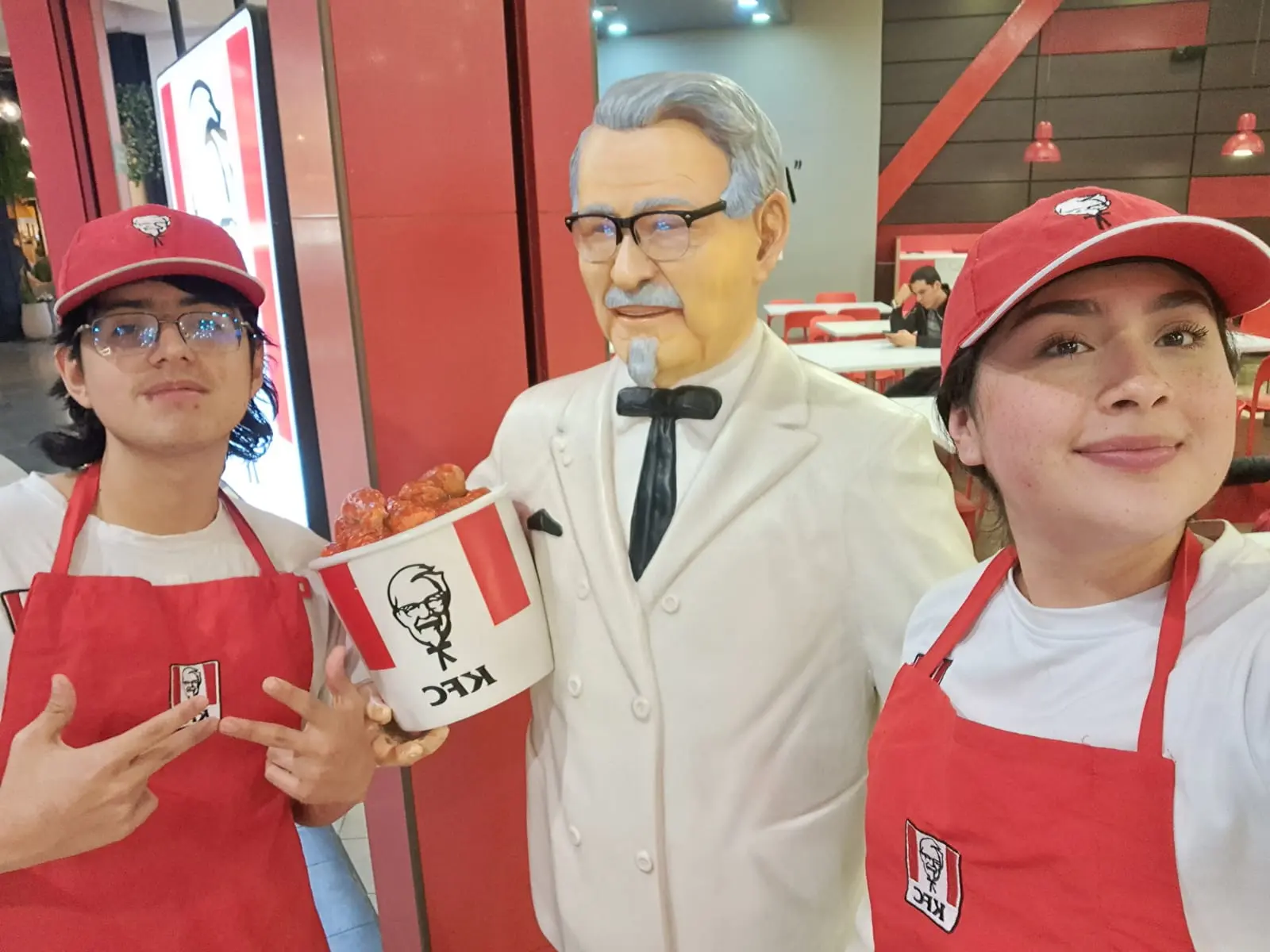 KFC Colombia Impulsa el Futuro de Cientos de Estudiantes con Empleo ...
